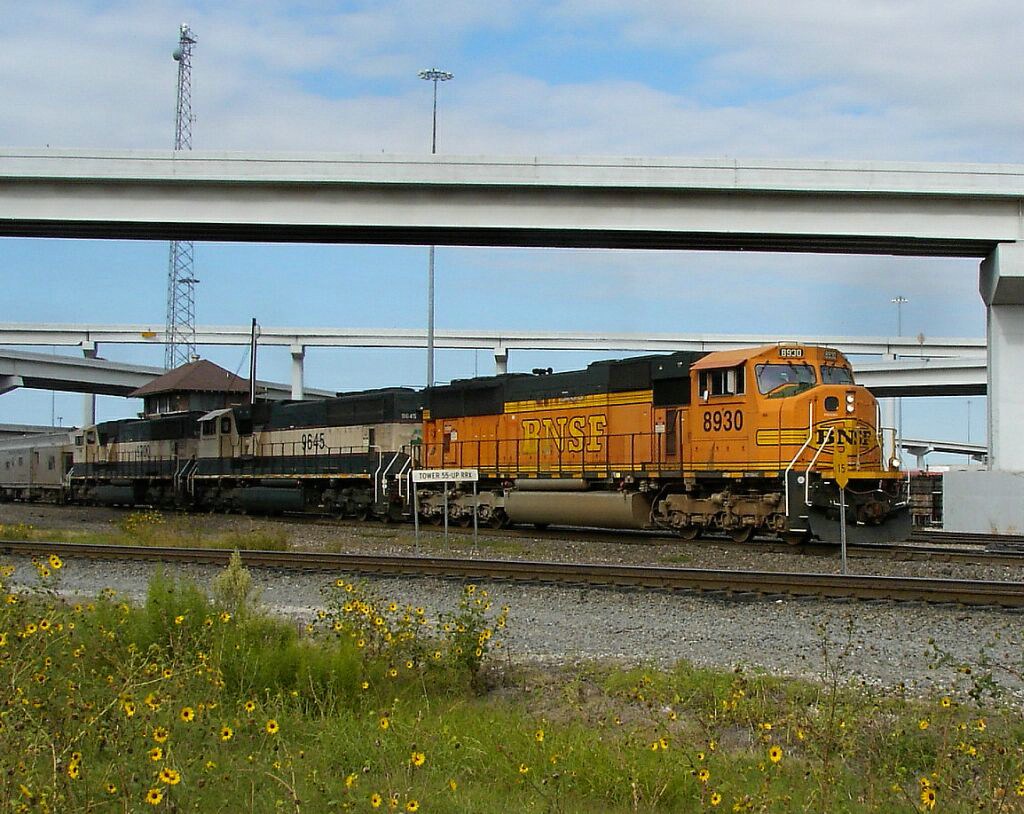 BNSF 8930